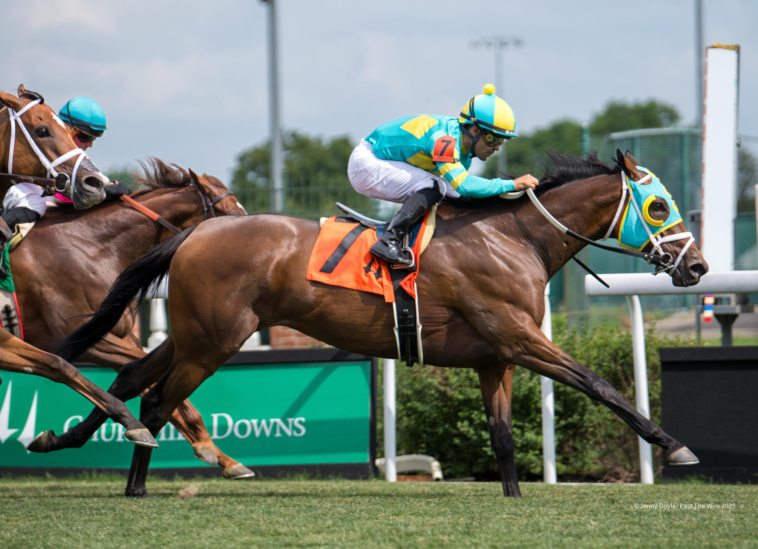 Pin Up Betty Rallies To Win Anchorage Overnight - Past The Wire
