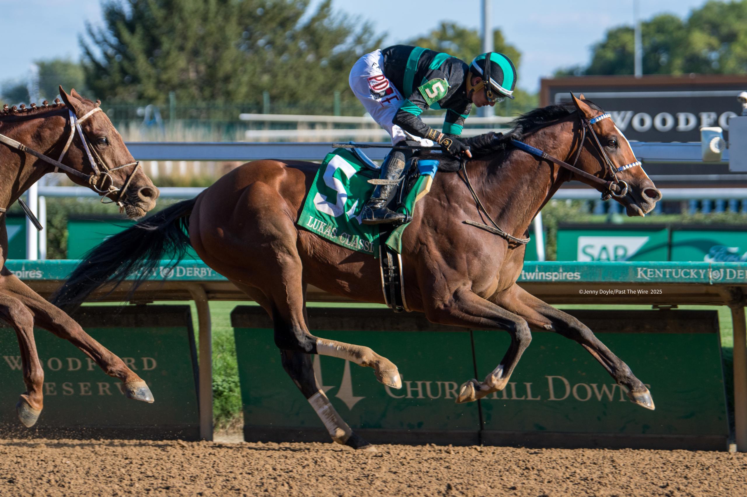 Mystik Dan Conquers G2 Lukas Classic - Past The Wire
